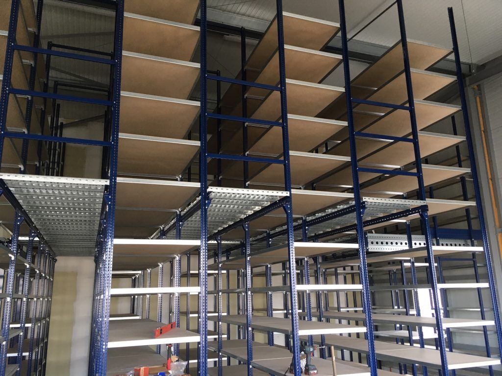 Montage de magasin à étages